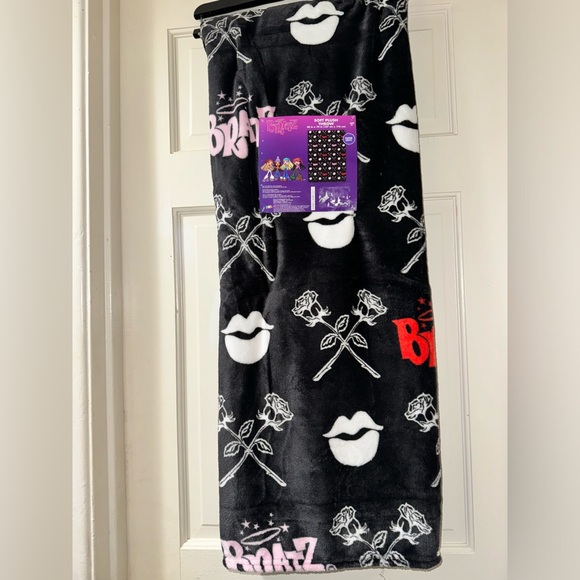 Bratz | Bedding | Bratz Kisses Soft Plush Throw 5 In X 70 In Black ...